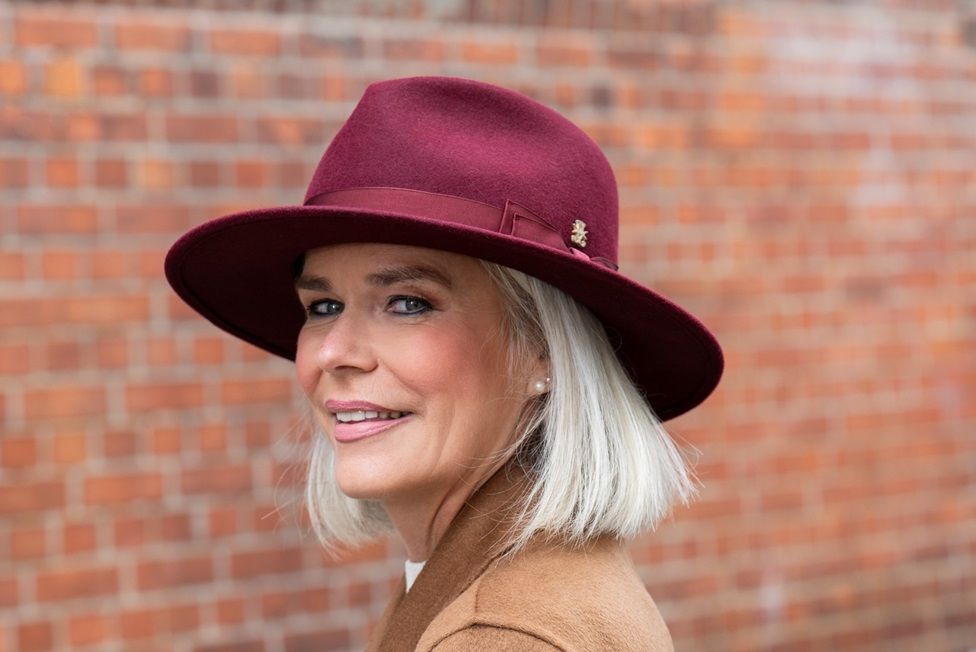 Scarlet Smile | Rote Kopfbedeckungen | Trendfarbe